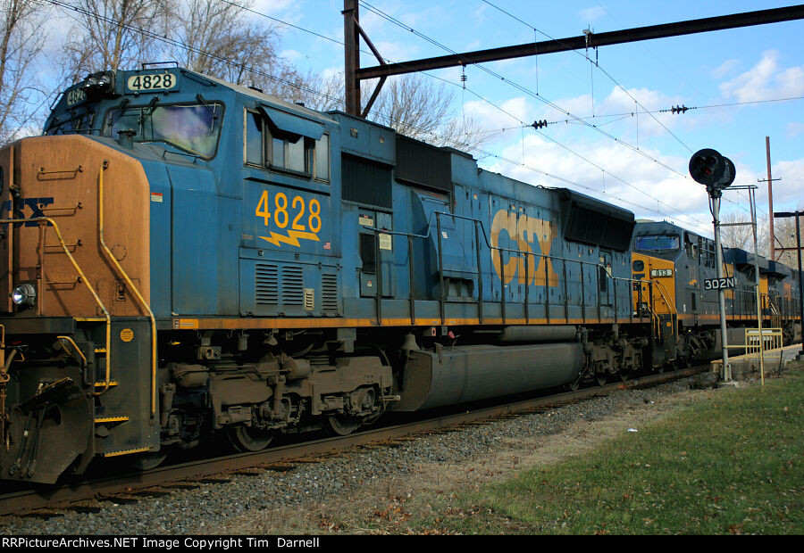 CSX 4828 on Q032